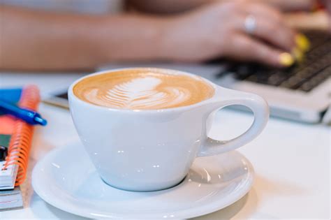 카푸치노 커피와 손 여자의 컵 사무실 Coworking에 앉아 그녀의 노트북 키보드 컴퓨터에 입력 It 지원에 대한 스톡 사진 및 기타 이미지 Istock