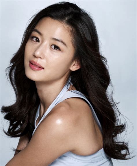 전지현 화보컷 공개 `시크 발랄 자연스러움` 국제신문