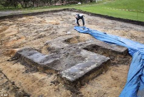 독일 공사장 지하에서 발견된 4m 나치 문양