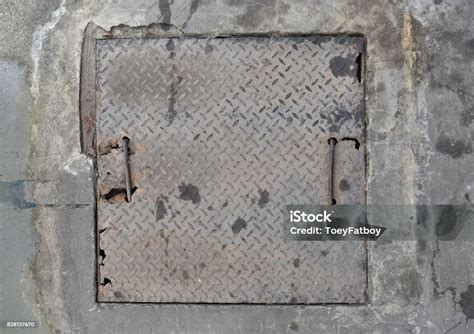 더러운 오래 된 콘크리트에 더러운 오래 된 사각 금속 커버 0명에 대한 스톡 사진 및 기타 이미지 0명 강철 거리 Istock