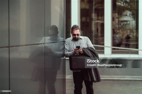 매력적인 성숙한 사업가 착용 정장 산책 야외에서 휴대 전화를 사용 하 여 40 49세에 대한 스톡 사진 및 기타 이미지 40