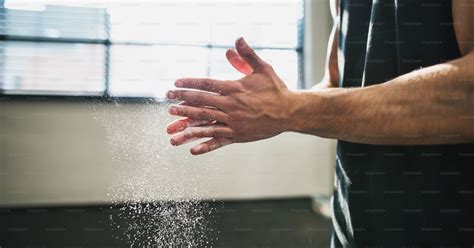 체육관에 맞는 젊은 보디 빌더는 손에 마그네슘을 묻 힙니다 닫으십시오 공간을 복사합니다 사진 Unsplash의 슬로바키아 이미지