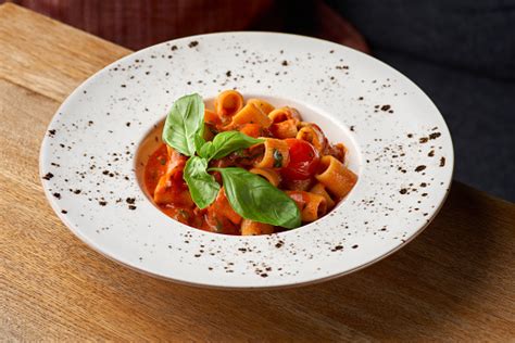 토마토 소스 파르 메산 치즈 및 바질과 접시에 담긴 펜 파스타 건강한 식생활에 대한 스톡 사진 및 기타 이미지 건강한 식생활 건조한 검은색 Istock