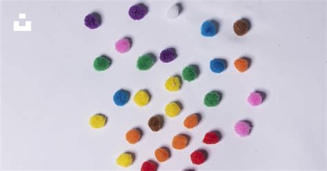 실버 레드 블루와 옐로우 하트 펜던트 목걸이 사진 Unsplash의 무료 예술 이미지