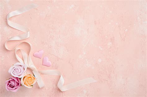 밝은 분홍색 배경에 핑크 라운드 상자에 아름다운 섬세한 장미 꽃축제 구성 평평한 평지 복사 공간 인사말 카드 0명에 대한 스톡 사진 및 기타 이미지 Istock