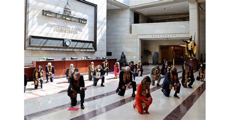 Демократите в Конгреса коленичиха в памет на Джордж Флойд Видео