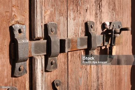 나무 문에 오래된 강철 검은 색과 녹슨 래치 잠금 장치 끝에는 자물쇠가 있습니다 클로즈업 샷 0명에 대한 스톡 사진 및 기타 이미지 Istock