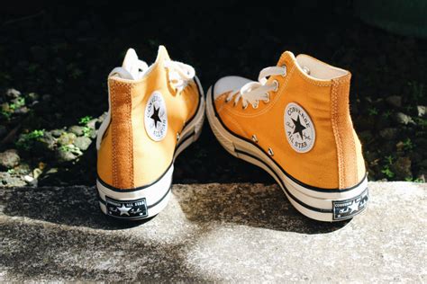 무료 이미지 Shoose 구두 야외 신발 걷는 신발 주황색 운동화 운동복 식물 스포츠 장비 세례반 잔디 강청색 카민 복숭아 패션 액세서리 상표