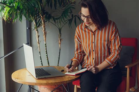 사무실에서 사업가 착용 안경 노트북 작업과 펜과 새로운 아이디어에 대 한 생각 노트북을 사용 하 여 작업 복사 공간에 대 한 소녀 교육에 대한 스톡 사진 및 기타 이미지