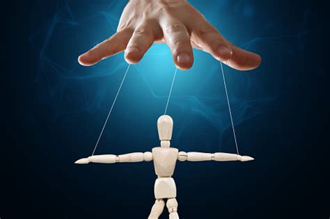남성 손 꼭두각시 는 문자열로 인형 꼭두각시 를 제어합니다 그림자 정부 세계 음모 조작 제어의 개념 마리오네트에 대한 스톡 사진