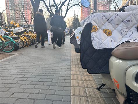 盲道被非机动车侵占，街道社区出手，畅通视障学生上学路