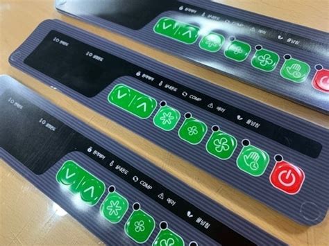 톰슨가공 실크인쇄로 전자기기 앞면에 부착하실 수 있는 Pc스티커 렉산스티커 렉산명판 Pc명판 등은 칼금형을 제작하여 사이즈가 꼭 맞는 스티커를 제작하실 수 있습니다