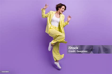 평온한 기뻐하는 행복한 여자 댄스 모션 착용 라임 옐로우 플레어 의상 점퍼의 전체 크기 사진은 보라색 배경 위에 격리되어 있습니다 춤에 대한 스톡 사진 및 기타 이미지