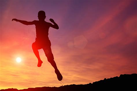 프리돔 실루엣 남자아이 뛰어내림 대상쪽으로 공기는 해질녘까지 2015년에 대한 스톡 사진 및 기타 이미지 2015년 구름이 짙게 낀 하늘 놀이 Istock