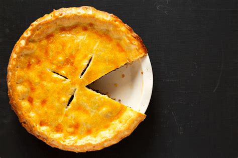 검은 표면에 맛있는 수제 캐나다 투르티에 미트 파이 상단 보기 위에서 플랫 평지 오버헤드 공간을 복사합니다 고기에 대한 스톡 사진 및 기타 이미지 Istock