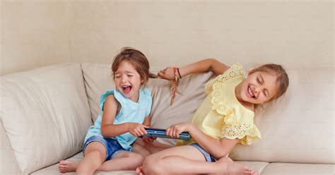 집에서 싸우는 두 명의 작은 미친 화난 소녀 자매 친구 소녀는 가제트 태블릿을 공유 할 수 없습니다 형제 자매의 라이프