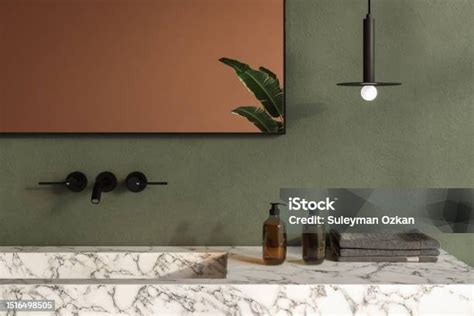 비누 디스펜서 수건 식물 검은색 프레임 거울 펜던트 조명 녹색 벽이 있는 현대적인 욕실 설정 스타일리시한 대리석 세면대에 제품을 진열하는 데 이상적입니다 3d 렌더링