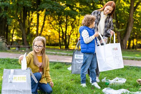 공원에서 쓰레기를 수거하는 선생님과 함께 사회 프로젝트에 참여하는 자원 봉사자 커뮤니티에서 일하는 아이들 20 24세에 대한 스톡 사진 및 기타 이미지 Istock