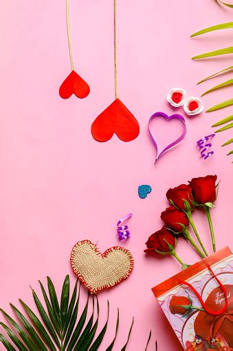 분홍색 배경에 선물 상자 빨간 장미와 작은 심장 모양 발렌타인 데이 컨셉 개념에 대한 스톡 사진 및 기타 이미지 개념 공중