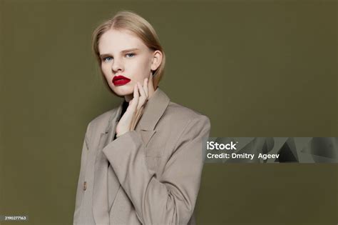 빨간 입술을 가진 여자의 초상화는 변하지 않은 얼굴 스튜디오 모델 근처에서 손을 잡고 있습니다 20 24세에 대한 스톡 사진 및 기타 이미지 Istock