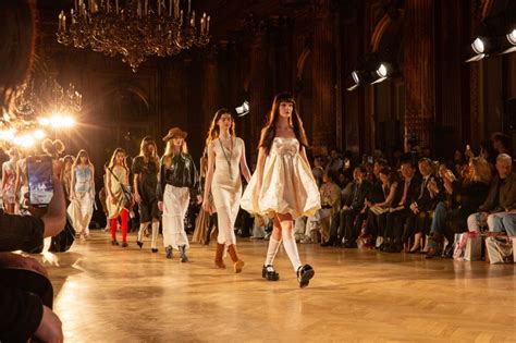 ‘모드 엣 파리 혼합 현실 크로스오버 패션쇼 성료 패션서울