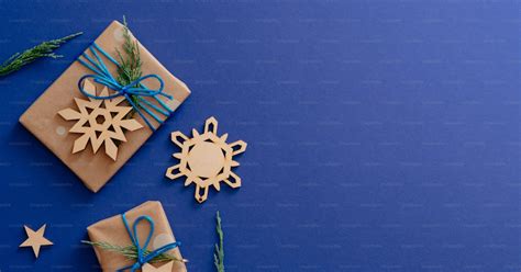 크리스마스 나무 장식과 복사 공간이 있는 진한 파란색 배경의 선물 상자 크리스마스 카드 모형 축제 소셜 미디어 배너 템플릿입니다 겨울 휴가 크리스마스 새해 개념