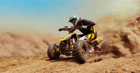 먼지 구름의 쿼드 바이크 배경에 모래 채석장 액션에서 Atv 라이더 사진 Unsplash의 익스트림 스포츠 이미지