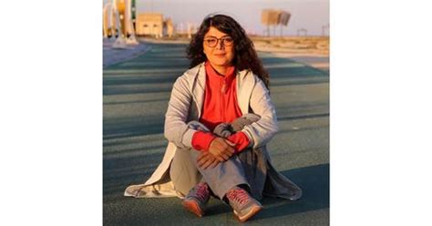 پیوستن هنرمندان به اعتراضات همسر بکتاش آبتین حجاب از سر برداشت