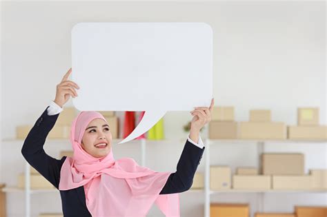 무슬림 파란색 정장을 입은 활동적인 아시아 여성이 온라인 패키지 상자 배달 배경으로 하얀 말풍선을 들고 있다 스타트업 중소기업