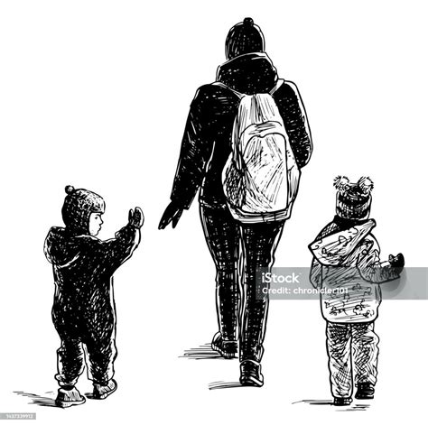 야외에서 걸어 다니는 두 명의 어린 아이와 함께 캐주얼 한 도시 여성의 손 그림 3 명에 대한 스톡 벡터 아트 및 기타 이미지 3 명 아들 어머니 Istock