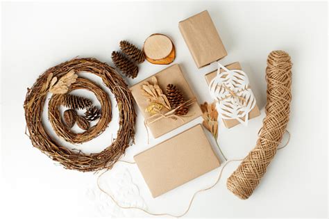 친환경 크리스마스 장식 갈색 크래프트 종이로 포장된 선물 상자 자연 장식 화환 흰색 배경에 소나무 제로 폐기물 휴일 포장 개념 수제 선물 패키지 2022 새해 0에 대한