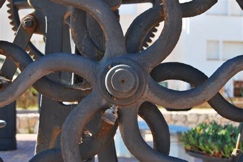 무료 이미지 작업 목재 과학 기술 포도 수확 바퀴 복고풍의 늙은 차량 기계 푸른 자료 조각 공학 철 금속의 자동차 타이어 산업 설비