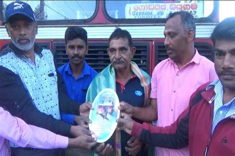 බස් රියදුරු ශාන්ත ජයසේකර ට මගීන්ගෙන් උපහාර