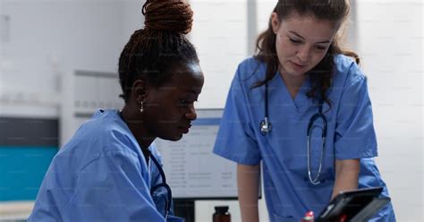 병원 사무실에서 일하는 의료 치료에 대해 논의하는 질병 증상을 분석하는 의료 간호사 책상에 앉아 태블릿 컴퓨터로 의약품을 확인하는 팀웍스 사진 Unsplash의 기술 이미지