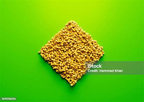 밝은 녹색 배경에 노란색 플라스틱 폴리머로 만든 3d 독특한 다이아몬드 기호 3d 그림 0명에 대한 스톡 사진 및 기타 이미지 0명 3차원 형태 개성 개념 Istock