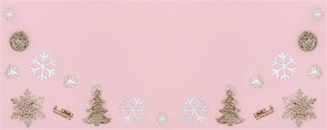 새해와 크리스마스 구성 배너 파스텔 핑크 종이 배경에 황금 크리스마스 공 눈송이 크리스마스 나무 선물 활 썰매에서 프레임 상단보기 평평한 평신도 복사 공간 12월에 대한