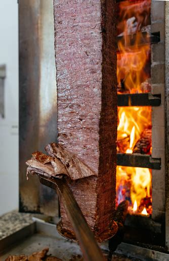 전통적인 터키 도너 케밥 고기 도너 나이프 도너 샤와르마 또는 자이로로 절단 요리사 목재 재료에 대한 스톡 사진 및 기타 이미지 목재 재료 바베큐그릴 바비큐 Istock