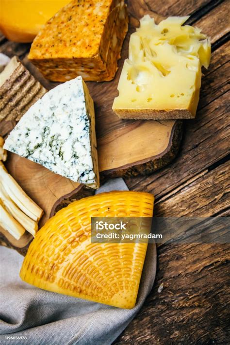 접시 나 보드에 다양한 숙성 치즈를 모듬 치즈 플래터에 맛있는 치즈의 다른 종류 또는 종류 치즈에 대한 스톡 사진 및 기타 이미지 Istock