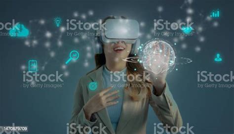 메타버스 기술 Vr 헤드셋을 착용한 사업가는 빅 데이터 온라인 네트워킹을 만지고 제어합니다 비즈니스 및 기술 개념입니다 25