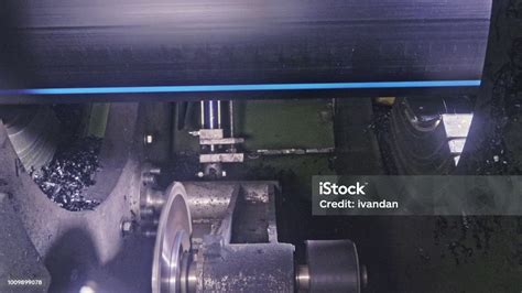 제재소 원형 톱 기계입니다 플라스틱 물 파이프 공장 제조입니다 물과 공기 압력의 사용과 기계 도구에 플라스틱 튜브를 만드는 과정 가방에 대한 스톡 사진 및 기타 이미지