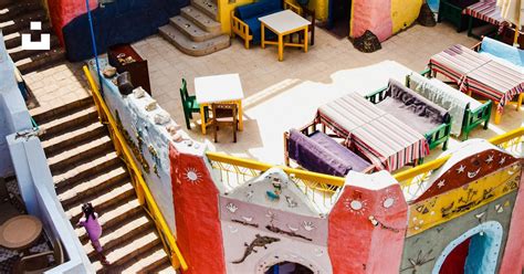 계단이 있는 형형색색으로 칠해진 건물 사진 Unsplash의 무료 아스완 이미지