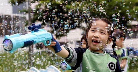 비눗방울 놀이하는 아이