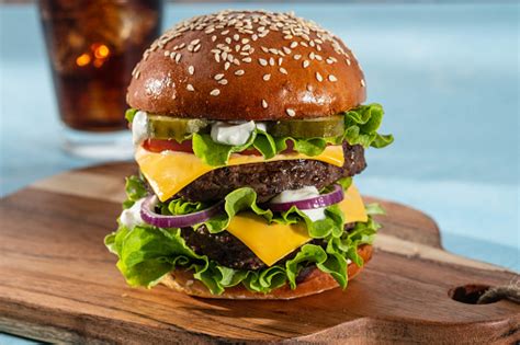 큰 샌드위치 쇠고기 토마토 치즈 절인 오이와 붉은 양파와 햄버거 버거 검은색에 대한 스톡 사진 및 기타 이미지 검은색 고기 굽기 Istock