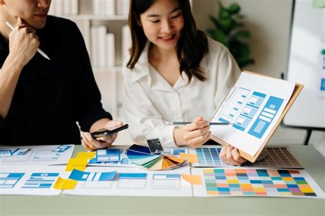 ux 개발자와 ui 디자이너가 모바일 앱 인터페이스 와이어프레임 디자인에 대한 브레인스토밍을 현대 사무실에서 고객 브레프와 컬러