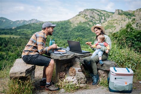 자연에서 피크닉을 즐기는 귀여운 아기와 함께 있는 젊은 가족 12 17 개월에 대한 스톡 사진 및 기타 이미지 12 17 개월 20 24세 3 명 Istock