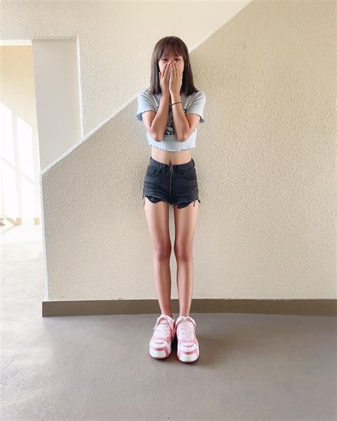 【動画】巨乳jcさん、自慢のボディを見せつけたい欲が溢れ出てしまうw