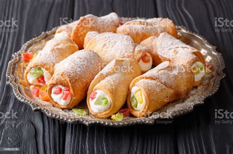 시칠리아 Cannoli Ricotta와 설탕에 절인 과일 그리고 가루 설탕 클로즈업 가로 0명에 대한 스톡 사진 및 기타 이미지