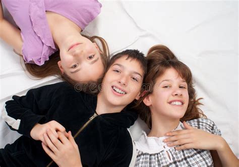 Подростки отдыхая на траве после велосипеда едут Стоковое Фото изображение насчитывающей