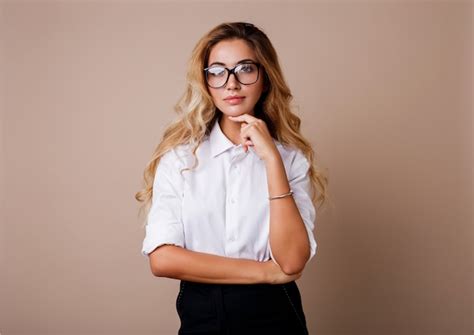 Empresaria En Elegantes Lentes De Pie Sobre La Pared De Color Beige