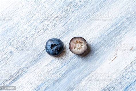 블루 베리로 만든 눈의 개념 적 이미지입니다 시력을 위한 비타민 여유 복사 공간 플랫 레이 여름 과일과 창조적 인 레이아웃 블루 배경에 블루 베리 미니멀리즘 패턴입니다